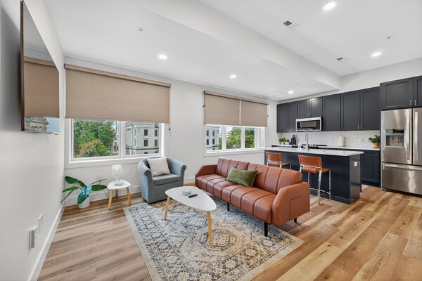 Stylish Downtown Unit With Historic Charm 2 Bedroom Apts - Oliver Winery, Bloomington