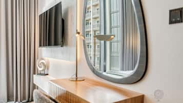 Apartamento Deluxe, 1 quarto, cozinha, vista deserto | Secretária, secretária adequada para computadores portáteis