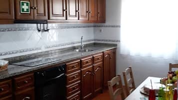 Casa, 3 quartos | Cozinha privada | Um frigorífico, um micro-ondas, um forno, uma placa de cozinha