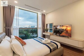 Apartamento de Luxo, 4 quartos, Vista para a cidade, na torre | Minibar, secretária, cortinas/cortinados opacos, ferro/tábua de engomar 