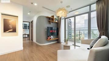 Apartamento Deluxe, 2 quartos, Vista para a cidade | Minibar, secretária, cortinas/cortinados opacos, ferro/tábua de engomar