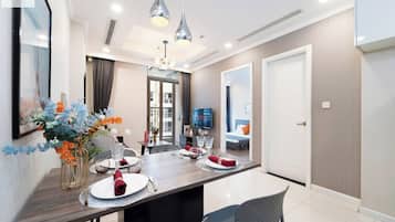 Apartamento Deluxe, 1 cama queen-size e sofá-cama, Vista para a cidade | Minibar, secretária, cortinas/cortinados opacos, ferro/tábua de engomar