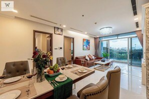 Apartamento de Luxo, 4 quartos, Vista para a cidade, na torre | Sala de estar | Smart TV de 24 polegadas com canais digitais 