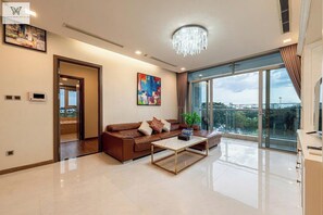 Apartamento de Luxo, 4 quartos, Vista para a cidade, na torre | Sala de estar | Smart TV de 24 polegadas com canais digitais 