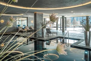 2 piscinas interiores, piscina exterior, espreguiçadeiras 