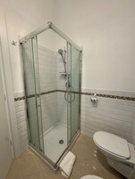 Chuveiro, produtos de toalete grátis, secador de cabelo 