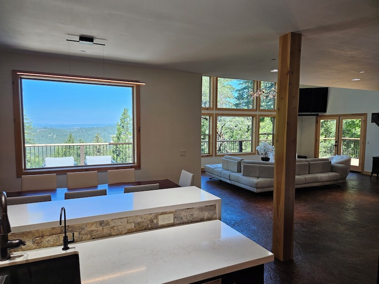 Cedar Rock Cabin: 5 Bedroom In Mi-wuk Village -