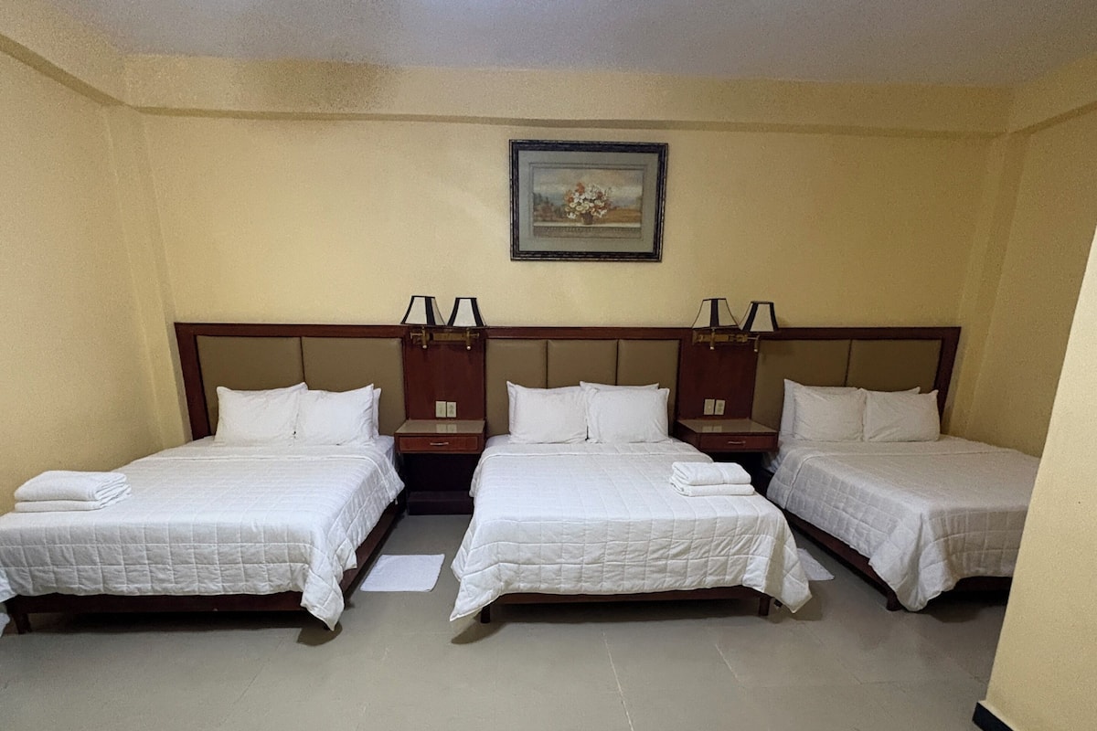 Quarto família | Roupas de cama premium, escrivaninha, ferros/tábuas de passar roupa