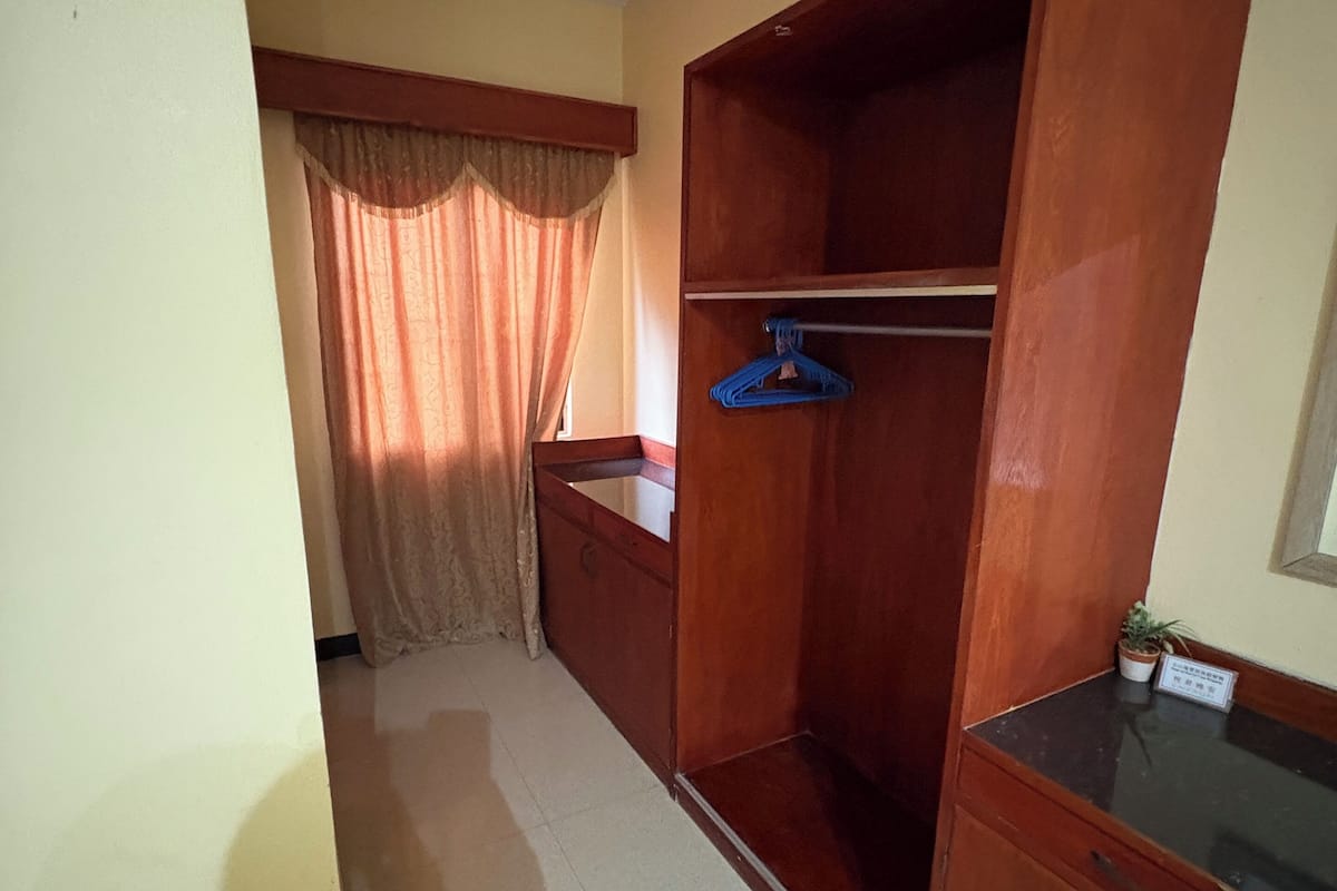 Quarto superluxo | Roupas de cama premium, escrivaninha, ferros/tábuas de passar roupa