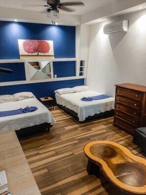 Cofres nos quartos, escrivaninha, ferros/tábuas de passar roupa