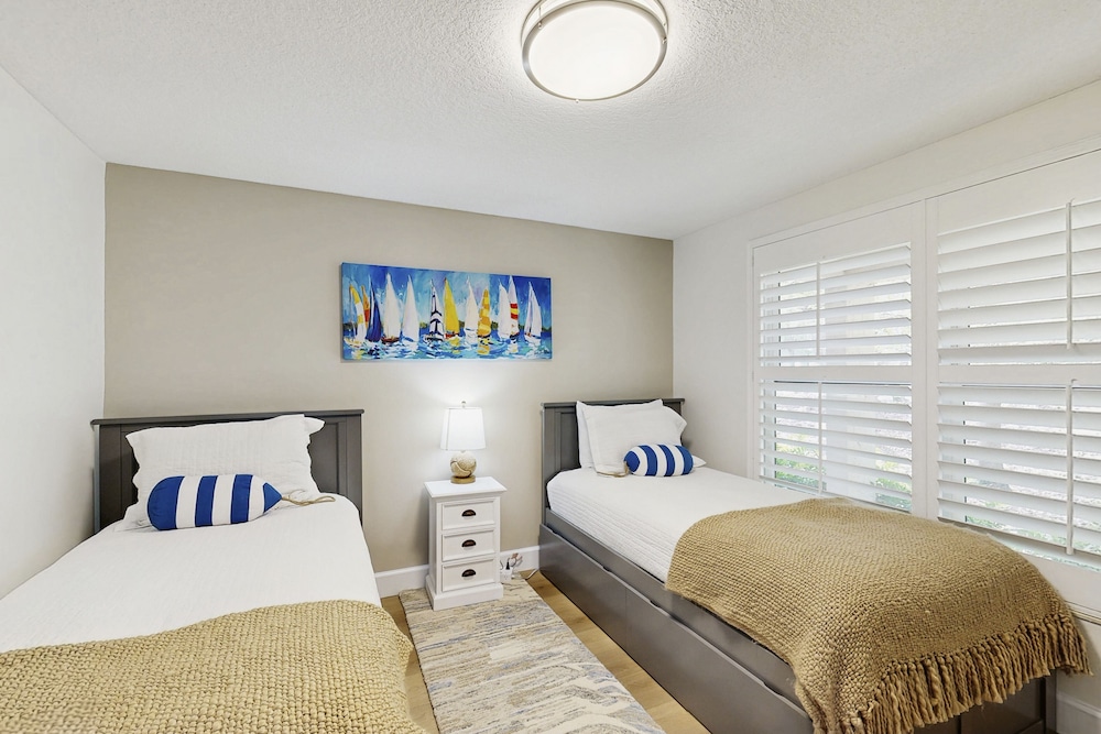 Fully-Renovated Stunning Modern Beach Condo w/ Pool on Amelia Island ...