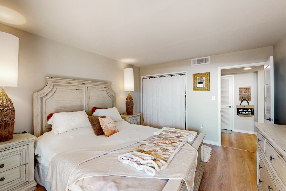 NEWLY RENOVATED Oceanfront Condo with Balcony, WiFi, W/D & Shared Pool ...