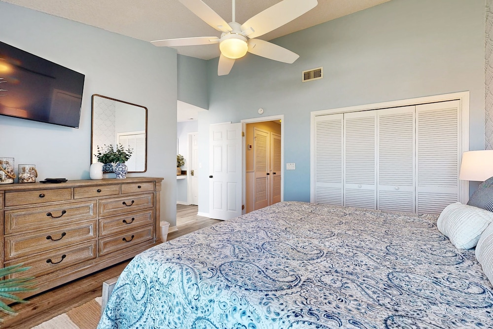 Newly Decorated, Oceanfront Townhouse with Patio, WiFi, W/D & Shared ...