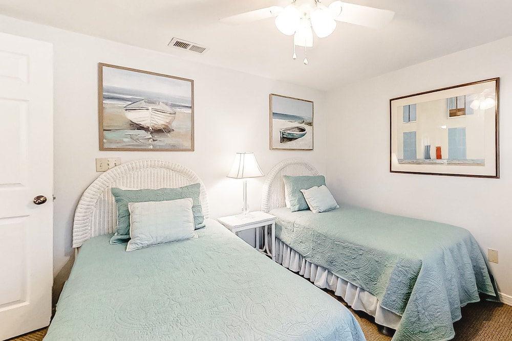 Bright & sunny oceanfront getaway with central AC & pool - Amelia City ...