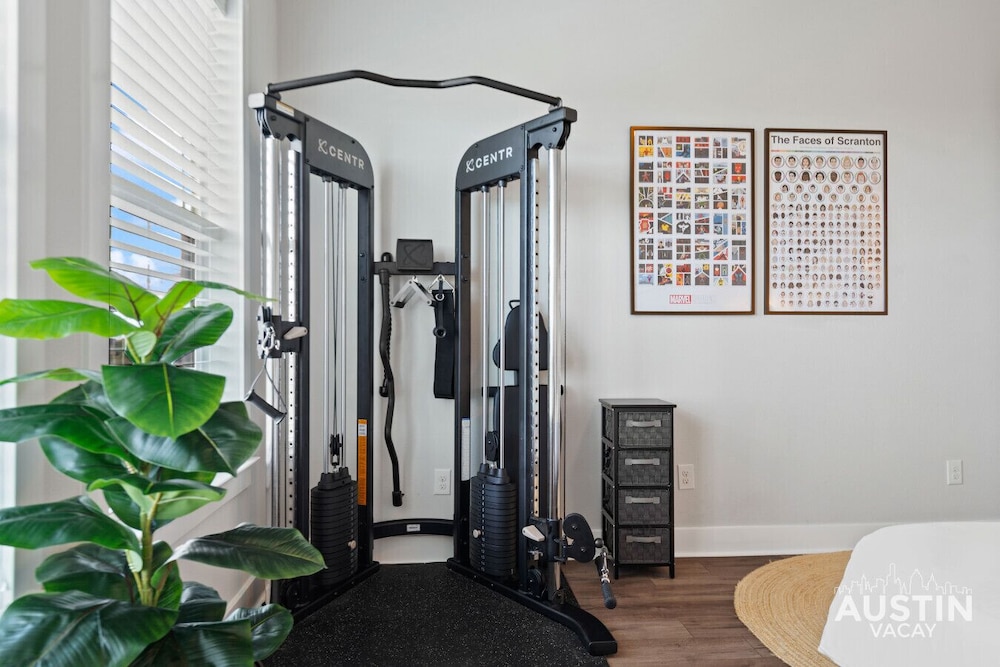Pet-Friendly East ATX w/ Gym, Work Desk & Parking - Austin | Vrbo