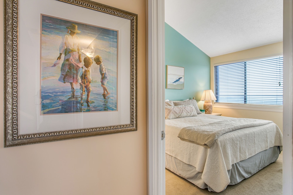 Ocean-view 4th-floor condo with balcony, outdoor pool & central AC ...