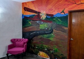 Quarto casal família | Frigobar (abastecido com itens grátis), escrivaninha, Wi-Fi de cortesia