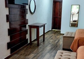 Quarto casal família, sacada, vista para o rio | Frigobar (abastecido com itens grátis), escrivaninha, Wi-Fi de cortesia