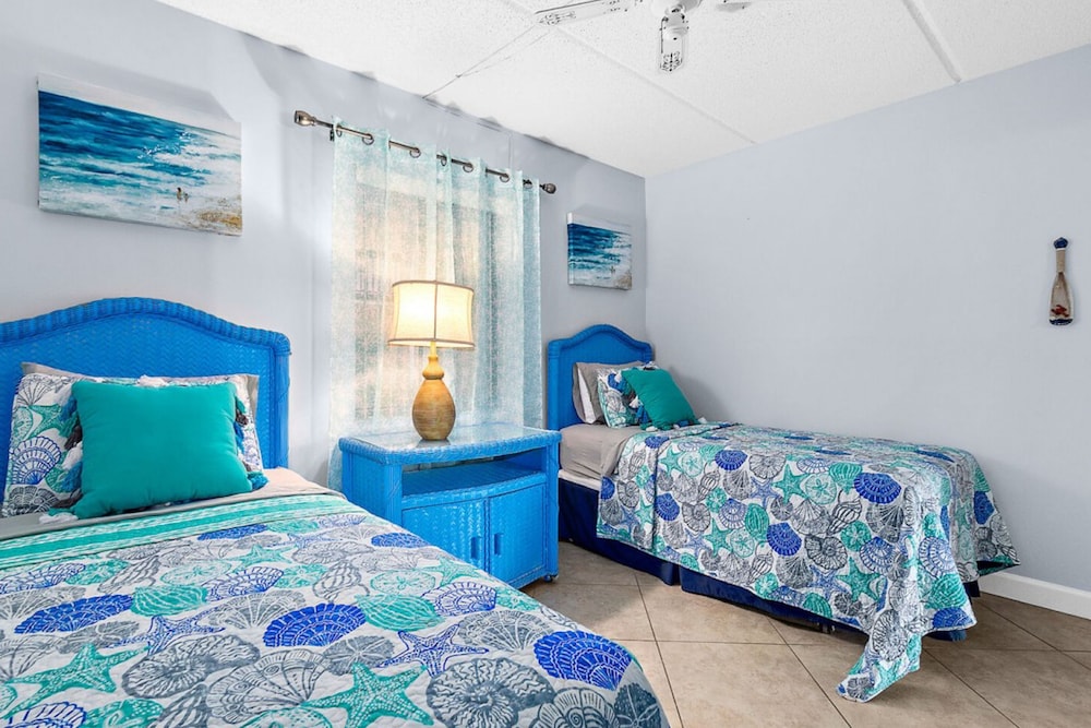 Spacious 2BR Resort Condo | Beach, Hot Tubs & Family-Friendly Fun - St ...