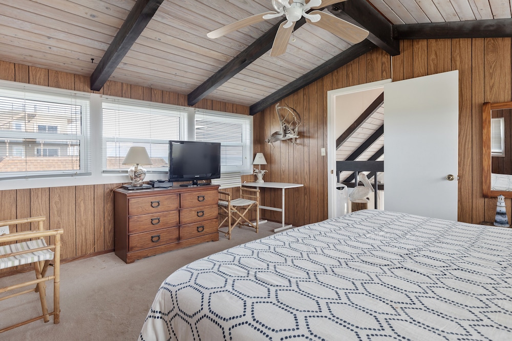 A-frame beach house steps from the ocean with deck & central AC - Ponte ...