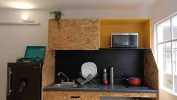Estúdio econômico, 1 cama de casal | Cozinha privada | Micro-ondas, cooktop, talheres/pratos/utensílios de cozinha