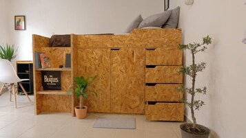 Estúdio econômico, 1 cama de casal | Escrivaninha, ferros/tábuas de passar roupa, Wi-Fi de cortesia