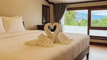Quarto Duplo, vista para a montanha | Cofre no quarto, secretária