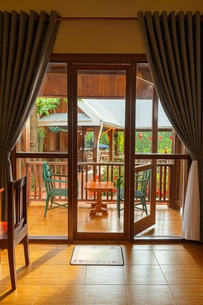 Quarto casal ou duplo luxo, sacada, vista para o jardim | Vista da sacada