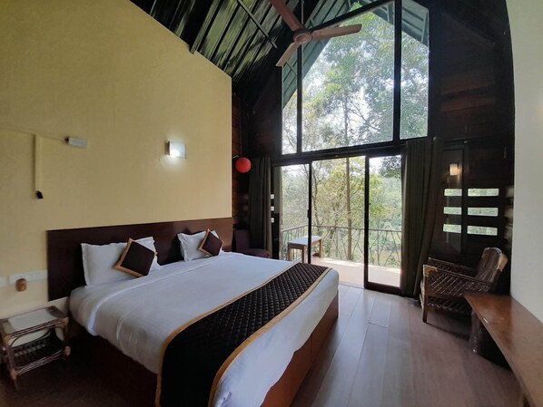 Quarto casal luxo, sacada, vista para o jardim | Roupa de cama