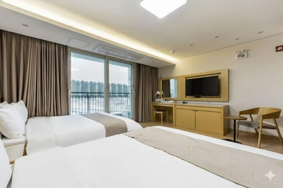 Quarto Twin Deluxe, varanda | Secretária, secretária adequada para computadores portáteis