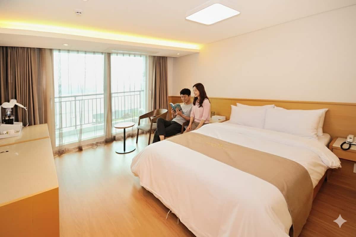 Quarto Duplo Deluxe, varanda | Secretária, secretária adequada para computadores portáteis