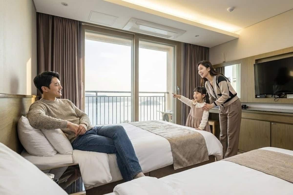 Quarto Duplo ou Twin Superior, varanda, vista para o oceano | Secretária, secretária adequada para computadores portáteis