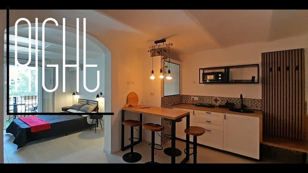 DIMORA "RIGHT&LEFT" Double accommodation in the center of Bari, ideal for 2 families - Bari | Vrbo