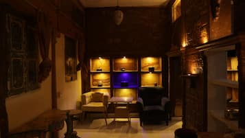 Suite Deluxe, vista para o pátio | Quartos insonorizados, ferro/tábua de engomar, Wi-fi grátis