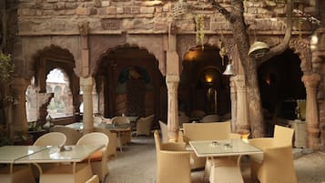 2 restaurantes, pequenos-almoços servidos