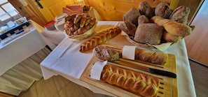 Café da manhã com buffet todos os dias (CHF 18 por pessoa)