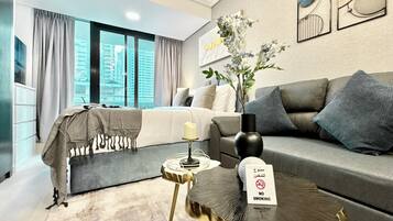 Apartamento Superior, Vista para a cidade | Cofre no quarto, cortinas/cortinados opacos, ferro/tábua de engomar