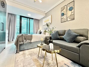 Apartamento Superior, Vista para a cidade | Cofre no quarto, cortinas/cortinados opacos, ferro/tábua de engomar 