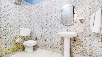 Quarto luxo | Banheiro | Chuveiro, chuveiro com efeito de chuva, produtos de toalete grátis