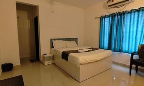 Quarto Deluxe | Lençóis de algodão egípcio, roupa de alta qualidade, cofre no quarto