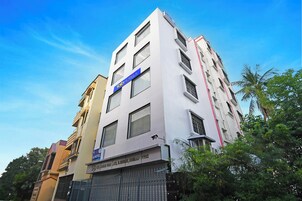 Um edifício de vários andares com a placa 'Tab Hotels'.