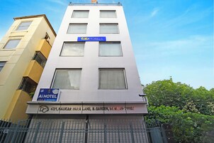 Um hotel com vários andares, com uma placa indicando 'Tab Hotels' e outra placa que informa que o quarto não possui ar-condicionado. O endereço é 43/1, Naskar Para Lane, B. Garden, Howrah-711105.