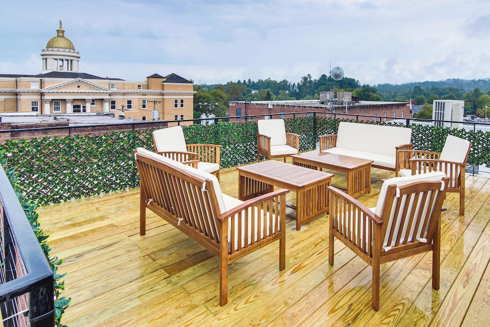 Modern Dtwn Condo W/ Balcony In Hendersonville - Hendersonville, NC