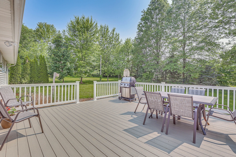 Fish, Hike & Golf: Leisurely Navarre Home W/ Yard! - Ohio