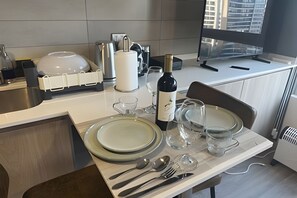 Apartamento | Cozinha privada | Um forno, utensílios de cozinha