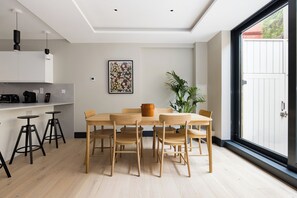 Apartamento, 3 quartos, pátio | Secretária adequada para computadores portáteis 