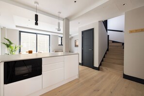 Apartamento, 3 quartos, pátio | Secretária adequada para computadores portáteis 