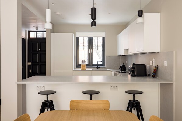 Apartamento, 3 quartos, pátio | Secretária adequada para computadores portáteis 