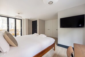 Apartamento, 3 quartos, pátio | Secretária adequada para computadores portáteis 