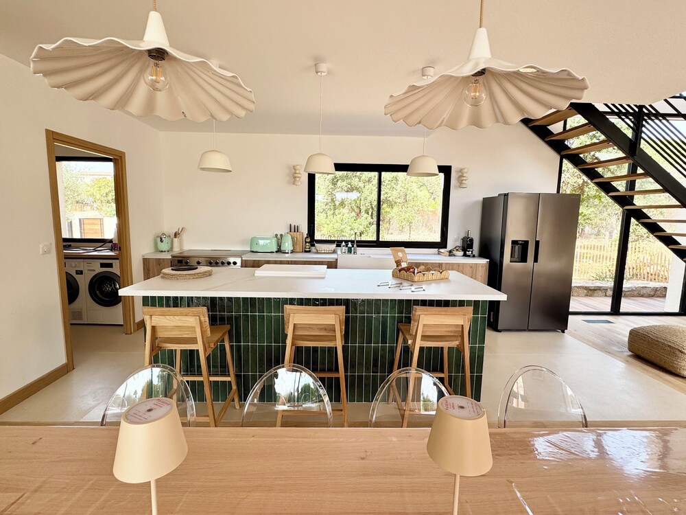 Magnificent new 4bed architect-designed villa, walking distance to ...